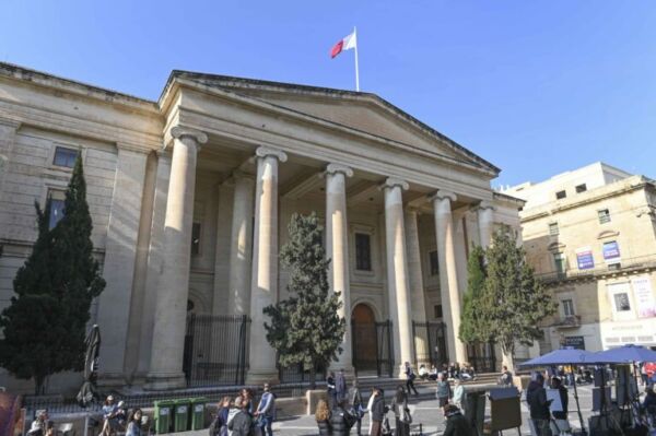 Persuni ffrodati minn scam juru video ta' Robert Abela jippromwovi ...