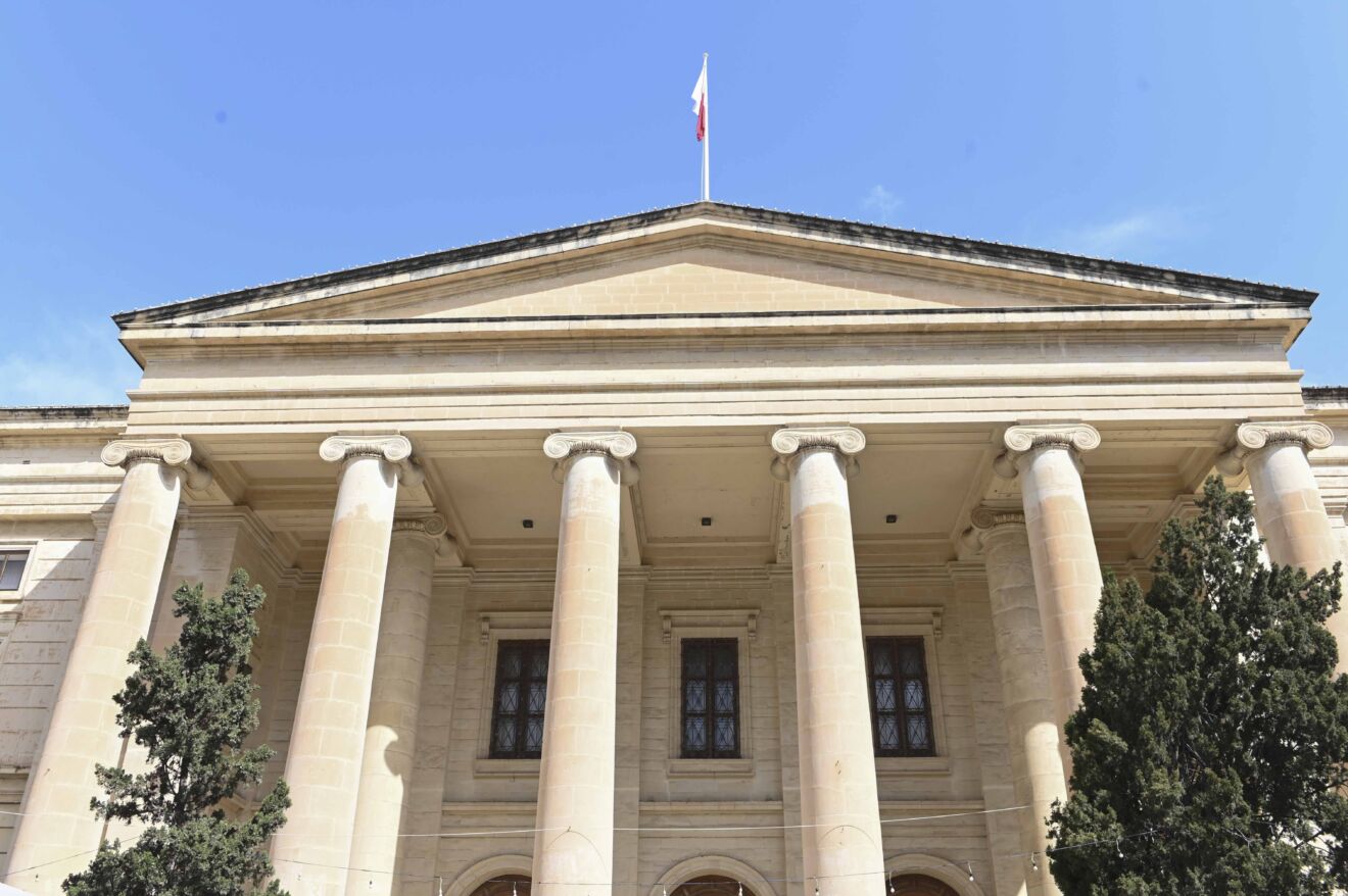 Kolumbjana mixlija li serqet €16,000 fi flus kontanti minn 'kiosk' fejn ...