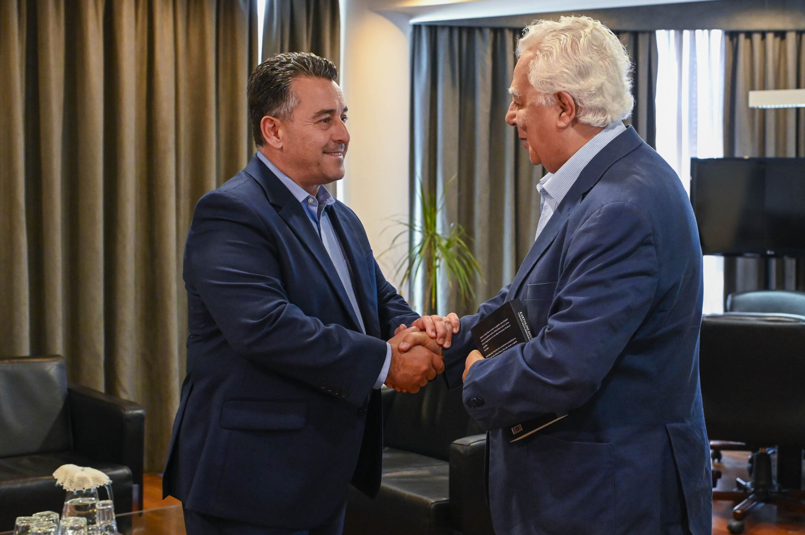 Richard Muscat jippreżenta l-ktieb tiegħu lil Bernard Grech - NETnews