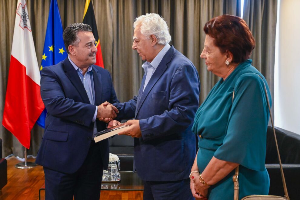 Richard Muscat jippreżenta l-ktieb tiegħu lil Bernard Grech - NETnews