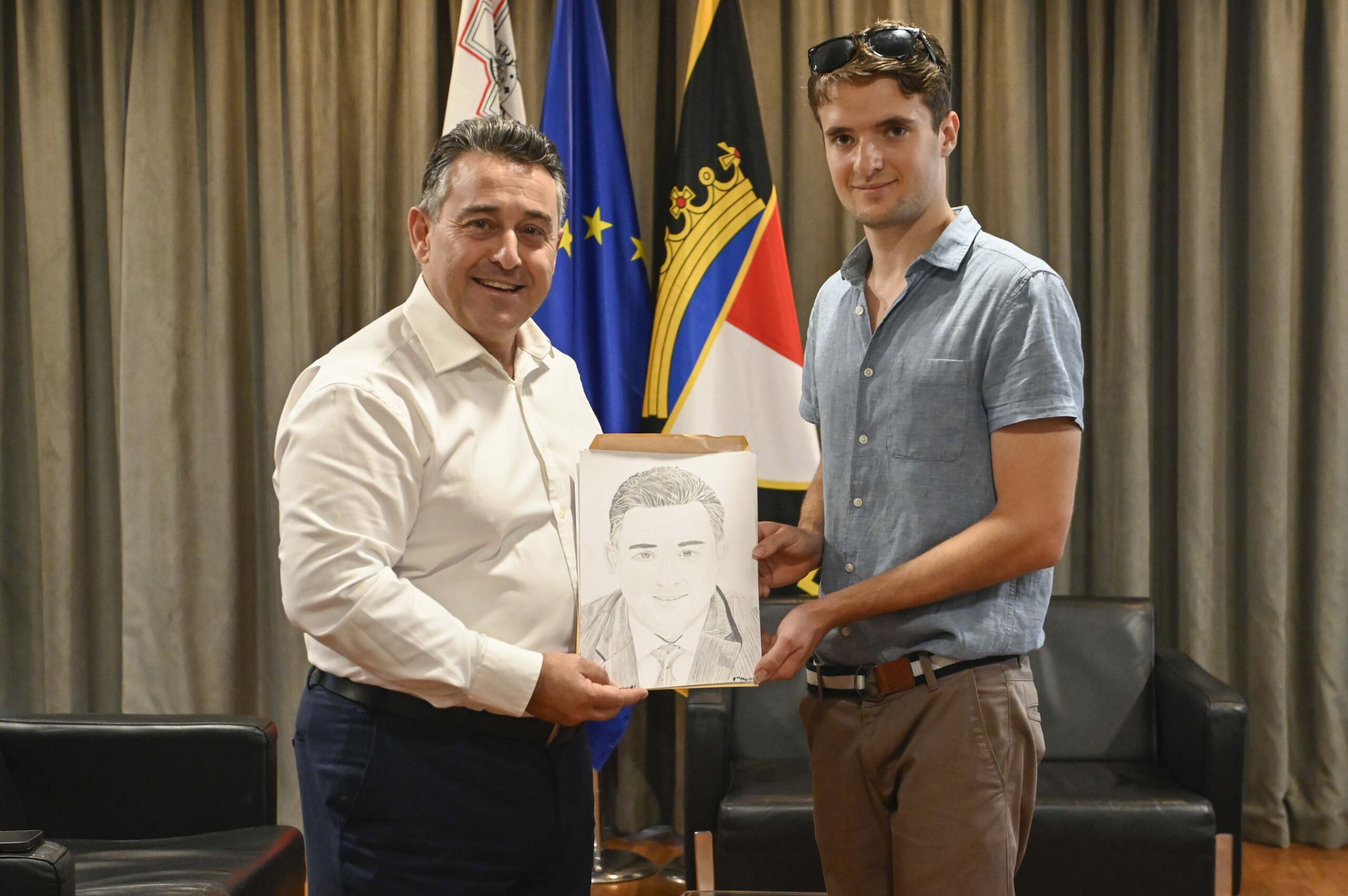 Żagħżugħ jippreżenta xogħlijiet artistiċi lill-Kap tal-PN Bernard Grech ...