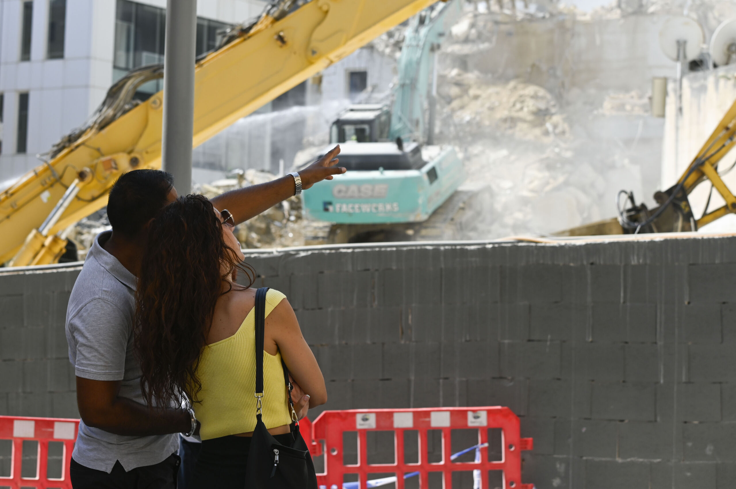 Il-proċess ta' twaqqigħ tal-binja f'Paceville fil-fażi finali tiegħu ...