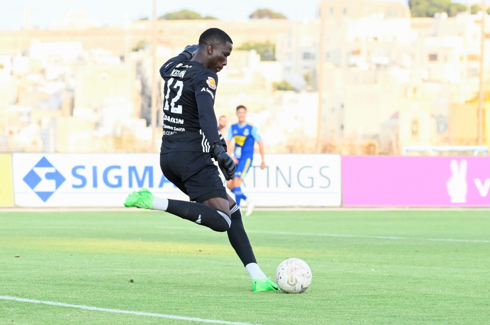 Emeka Kelvin Agu jiddaħħal b’urġenża l-isptar waqt il-partita ta ...