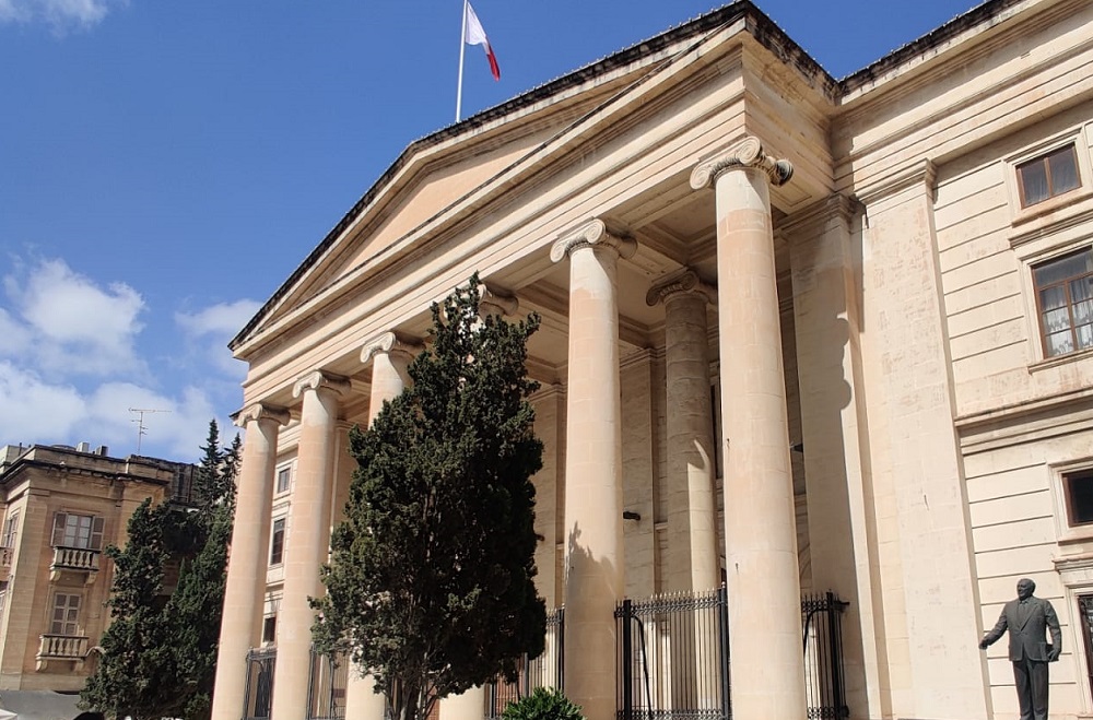 Hedded lill-eks sieħba tiegħu waqt li kienet l-Italja - NETnews