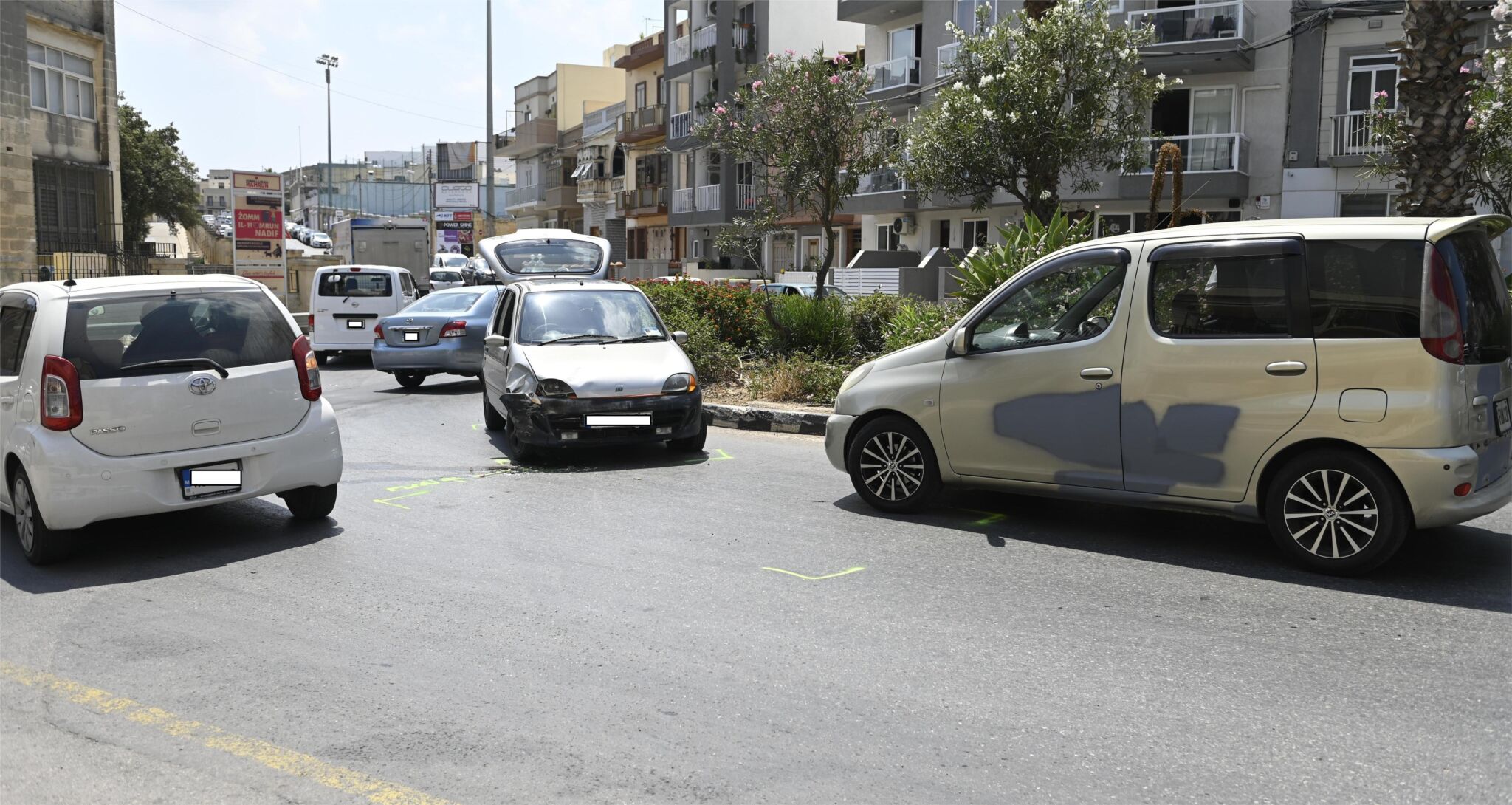 Ħabta bejn tliet karozzi wara li sewwieq saq bil-kontra f'roundabout f ...