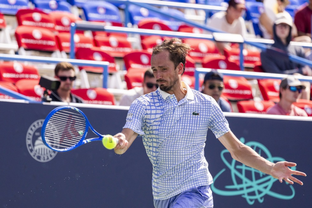 Boris Becker jgħid li Daniil Medvedev "għandu jfittex għajnuna ...