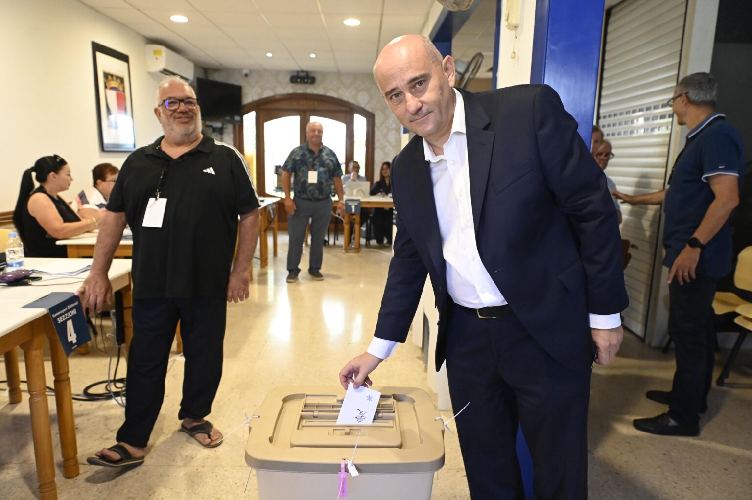 Bernard Grech jixħet il-vot tiegħu fl-elezzjoni ta' Kap ġdid tal-Partit ...