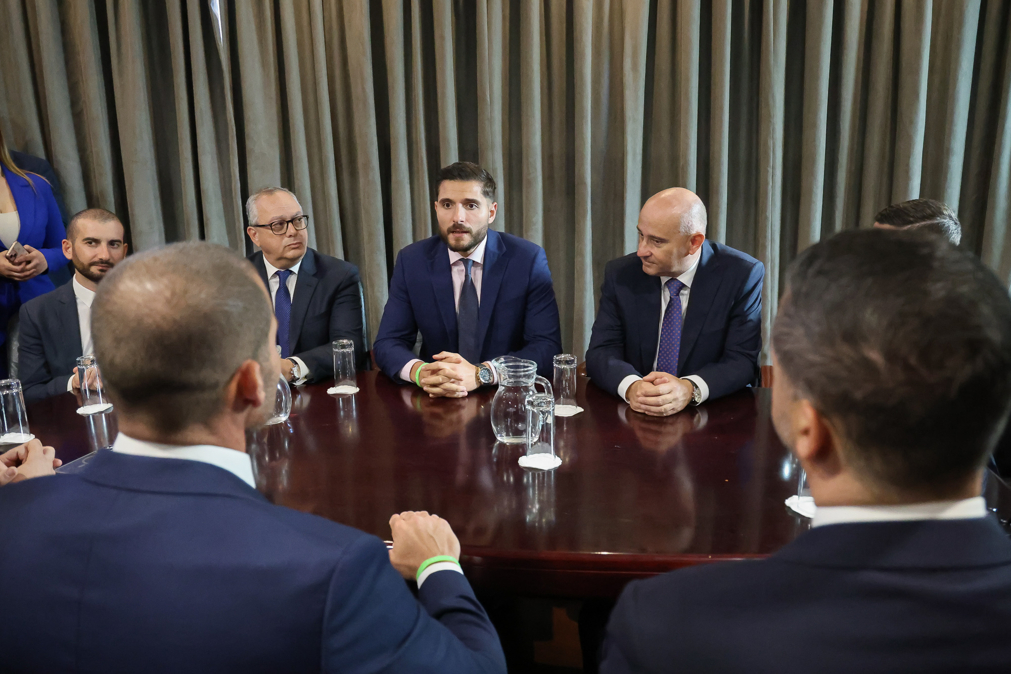 Il-Kap tal-Oppożizzjoni Alex Borg jilqa’ lill-Prim Ministru Robert ...