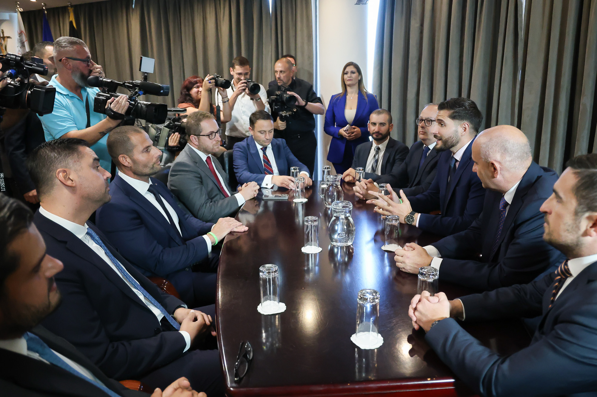 Il-Kap tal-Oppożizzjoni Alex Borg jilqa’ lill-Prim Ministru Robert ...