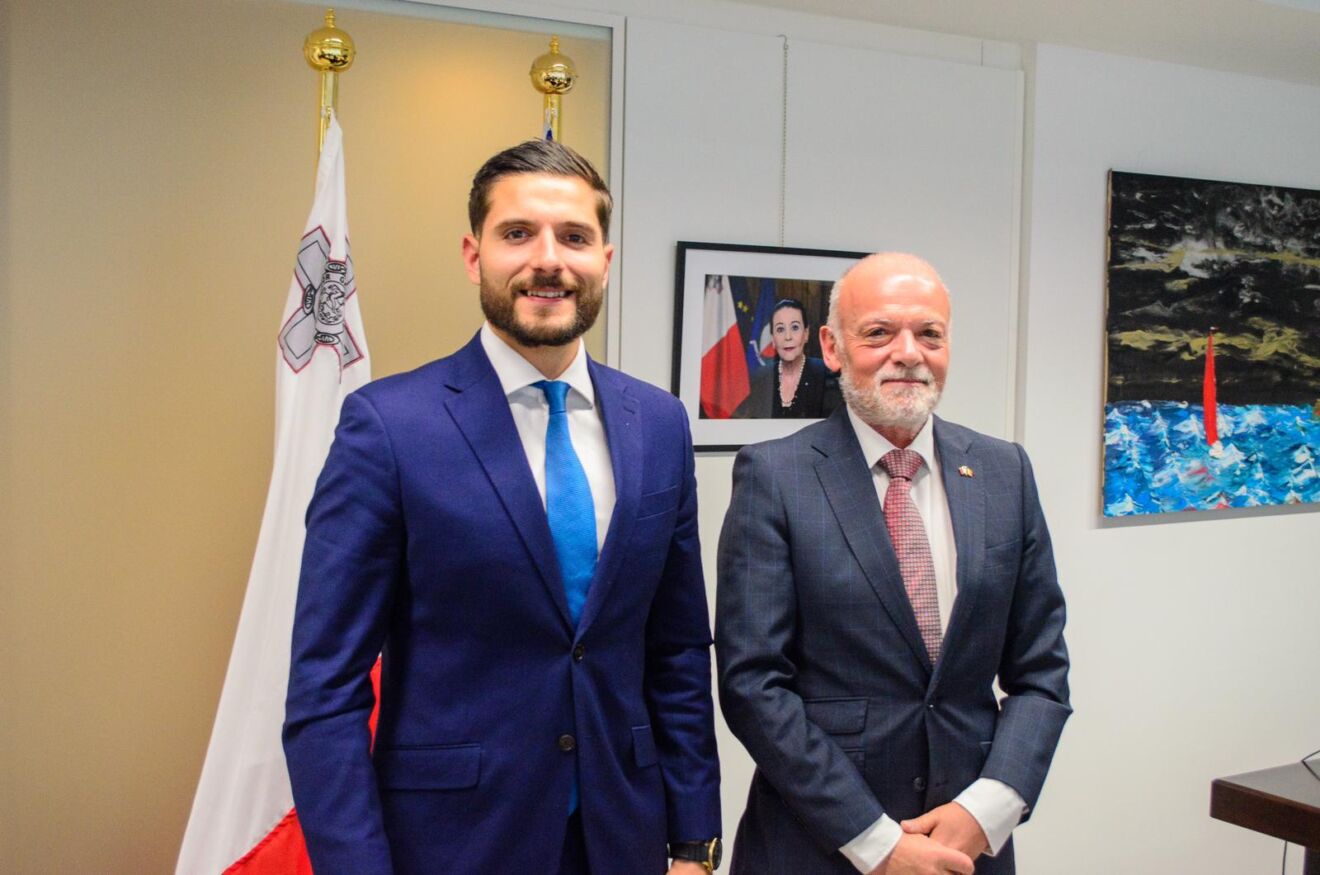 Alex Borg milqugħ f’Dar Malta mill-Ambaxxatur Vanni Xuereb u Neil Kerr ...