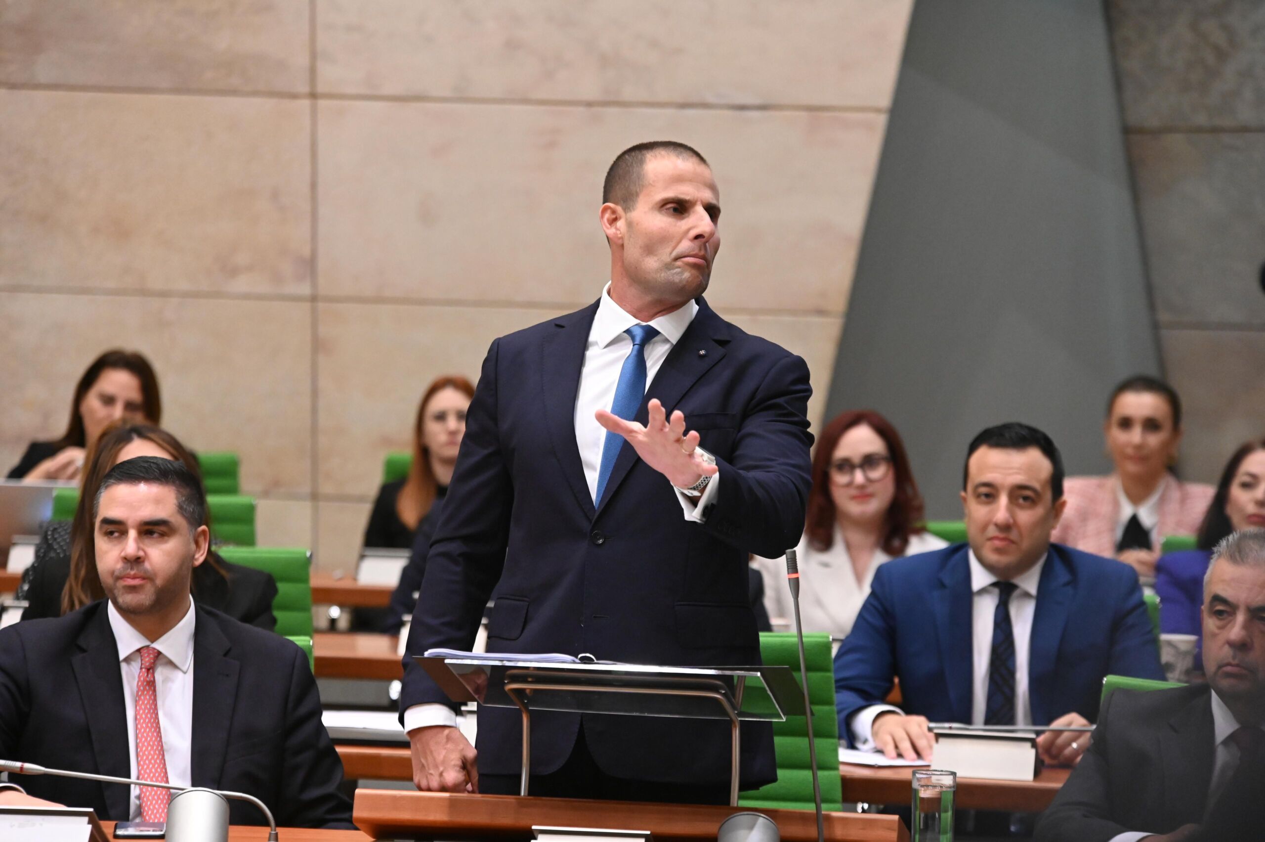 Robert Abela jibqa' jiddefendi bis-saħħa lil Steward u d-€900 miljun li ...