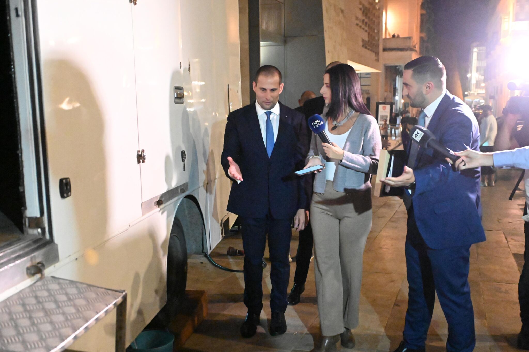 Abela jerġa' jaħrab jiġri - jibqa' ma jweġibx fuq l-isptarijiet wara li ...