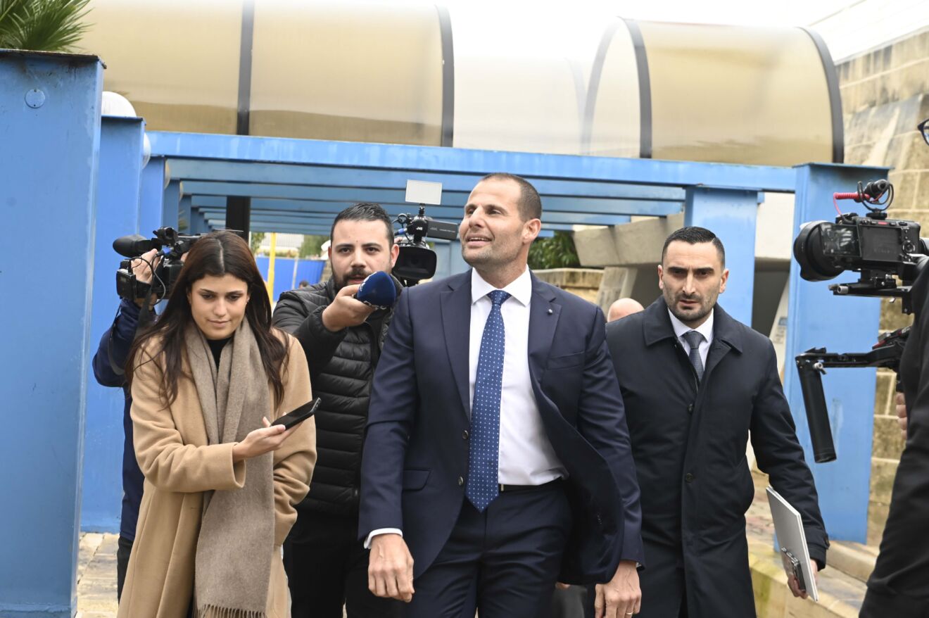 Abela qed jistenna l-evidenza tar-rapport tal-FIAU dwar Galdes mingħand ...