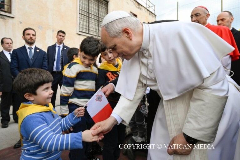 Tifel Malti jagħti bandiera Maltija lill-Papa - NETnews