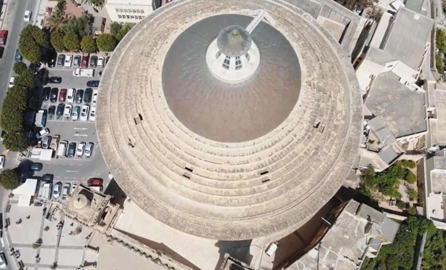 Is-saħħa tal-isplużjoni ta' dalgħodu kissret xi ħġieġ mill-koppla tar ...